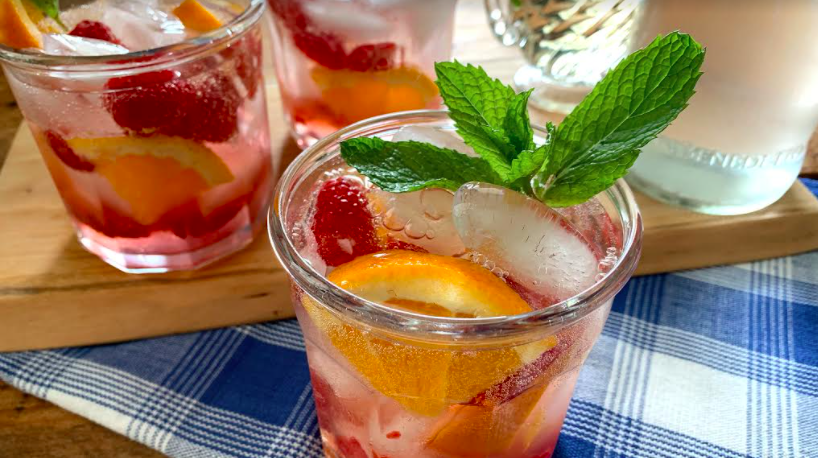 Sweet and Sparkling Spritz with Oranges and Raspberries - Lidia